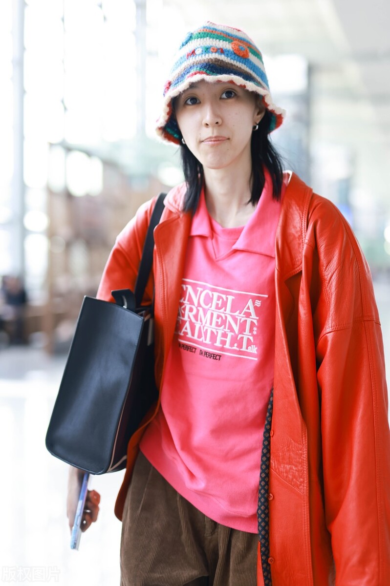 Wang Yueyi appeared in red dress at Shanghai Airport - iMedia