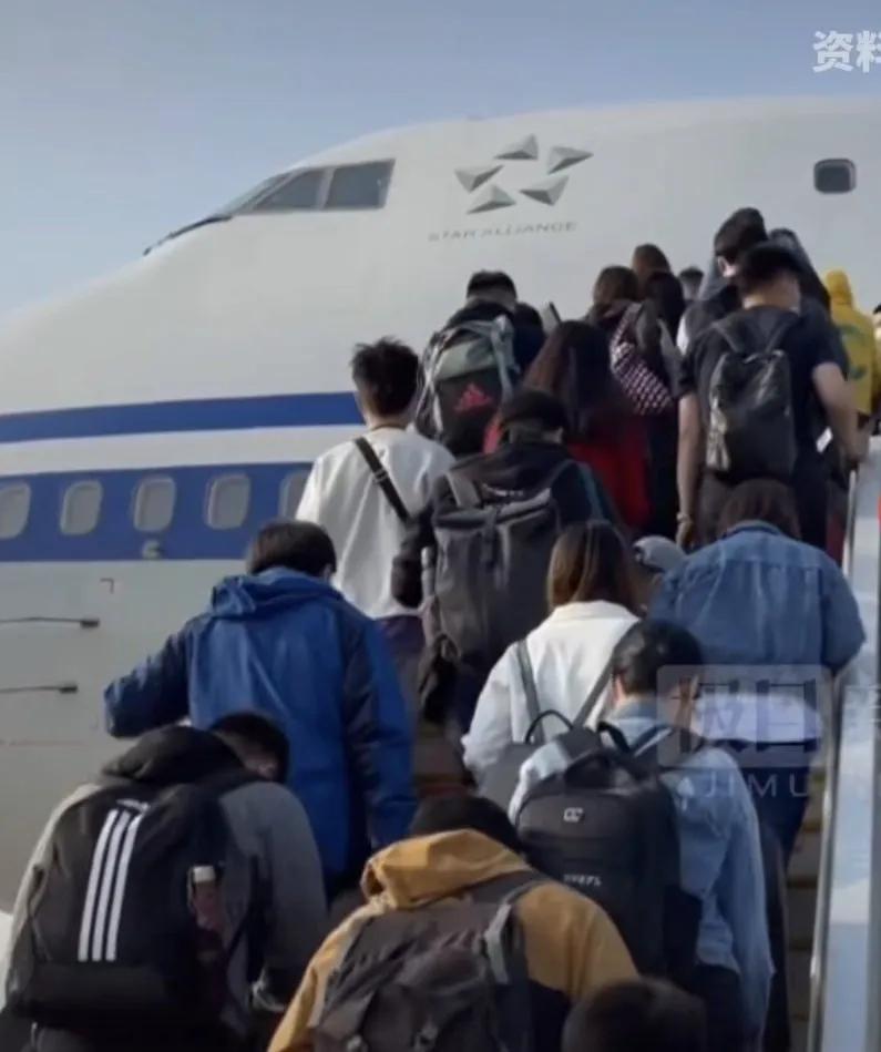 Passengers forgot to bring their mobile phones, Air China taxied back ...