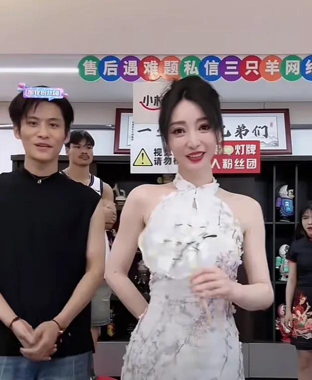 Good guy! The two goddesses, Xiao Yang and Liu Yan, danced hotly, and ...