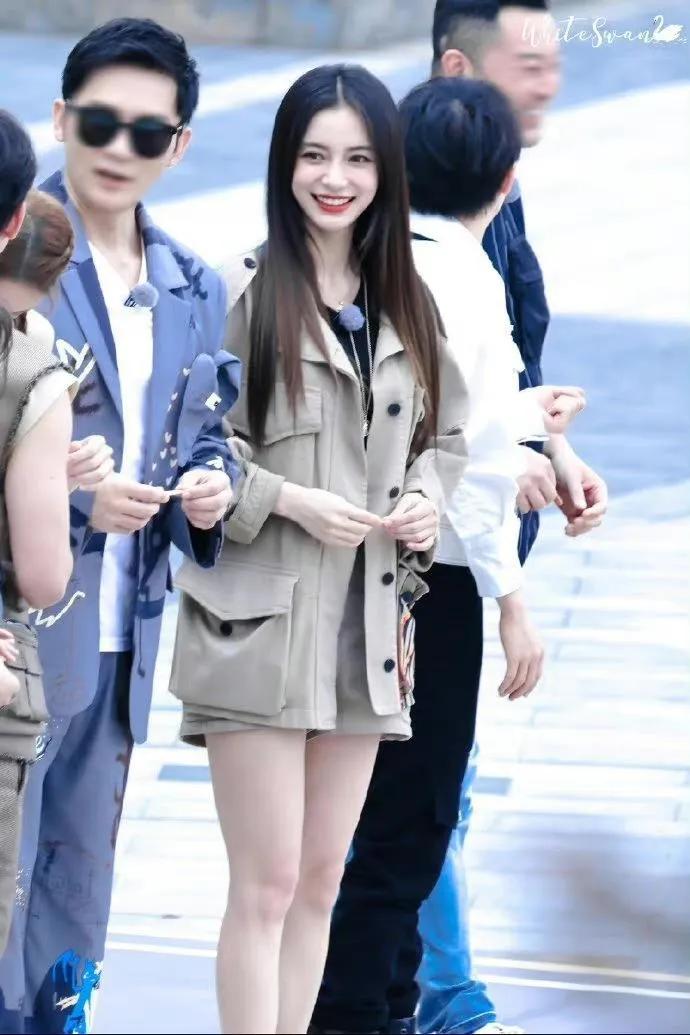 Li Chen said to Yang Ying, "It's the first time I saw you with long ...