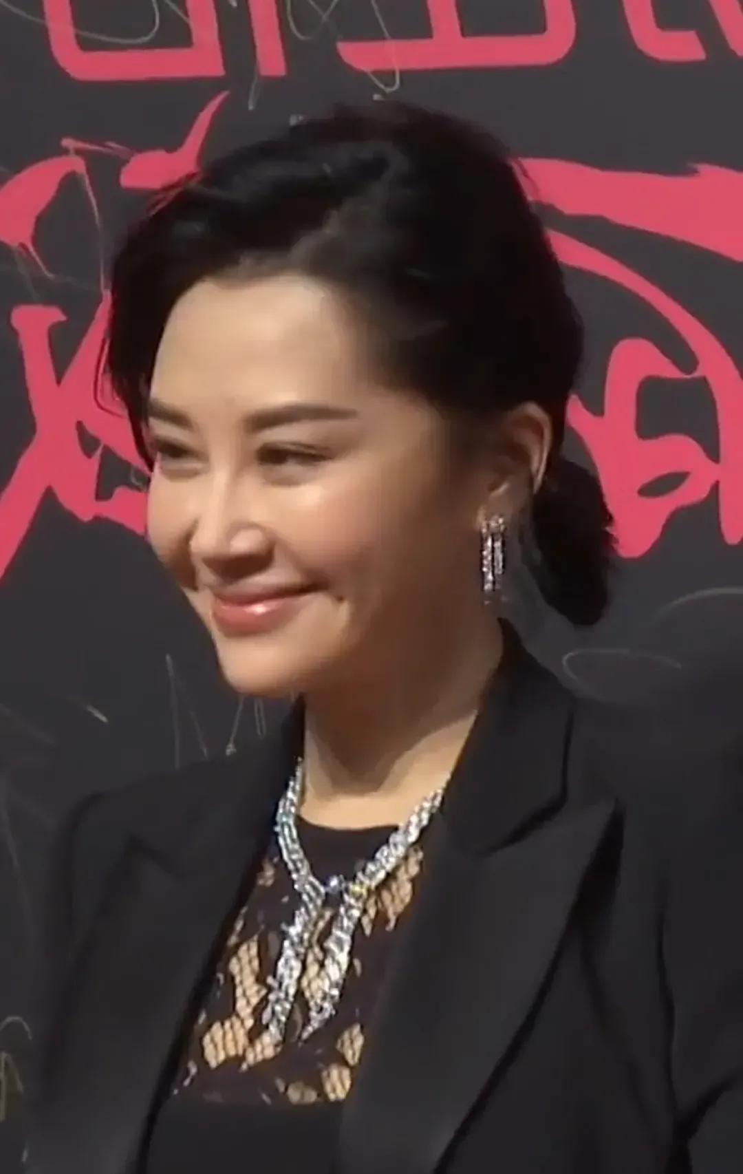 A recent photo of Xu Qing: her face is swollen and stiff, she looks ...