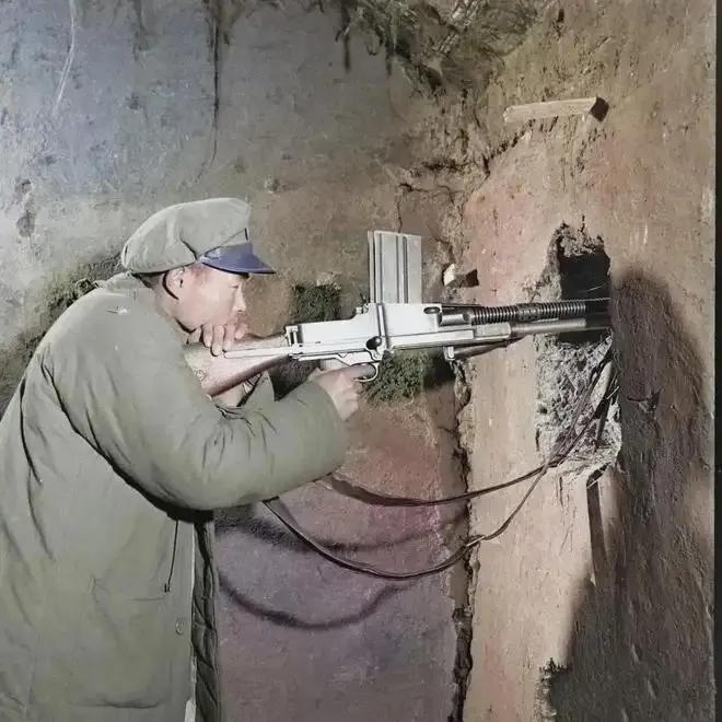 Old photo of the National Army machine gunner shooting - iNEWS