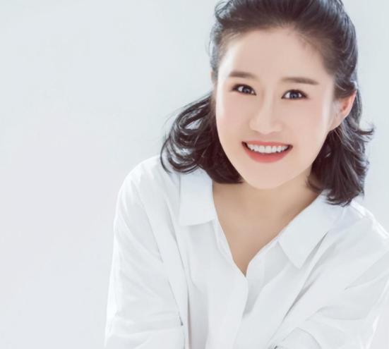 How is Bai Ge, a famous Chinese actress, living after her divorce? - iNEWS