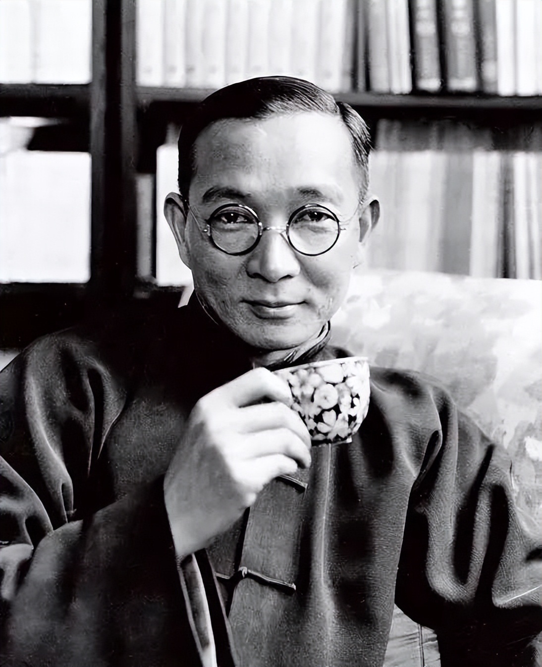 Humor Master Lin Yutang: Takes three daughters to see a striptease, and ...