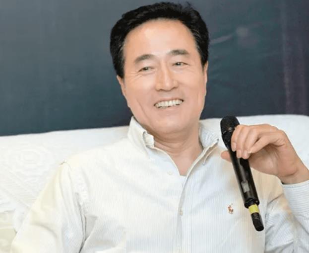 Yang Lixin's son Yang Jue: 35 years old and still unmarried, it is his ...