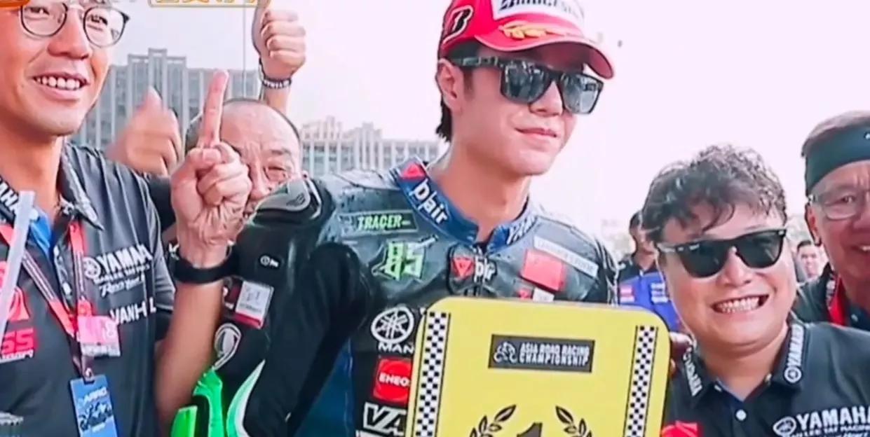 Wang Yibo is an extreme sports fanatic, a passionate boy on stage, and ...