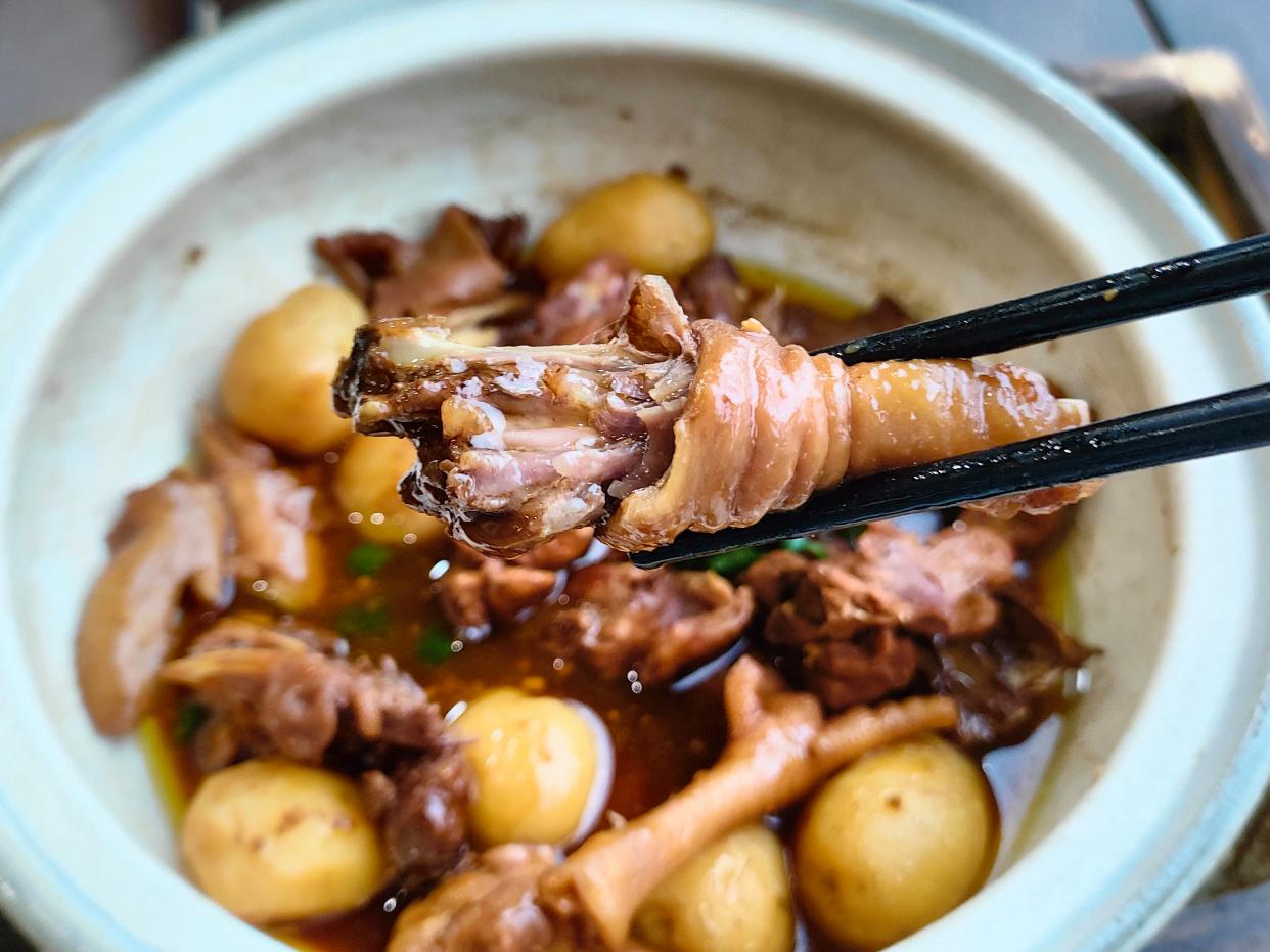 It smells so good! These 2 things are stewed together, it is delicious ...