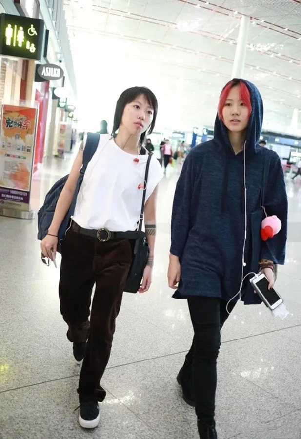 Dou Jing Tonghan took her younger sister to the airport, she dressed ...