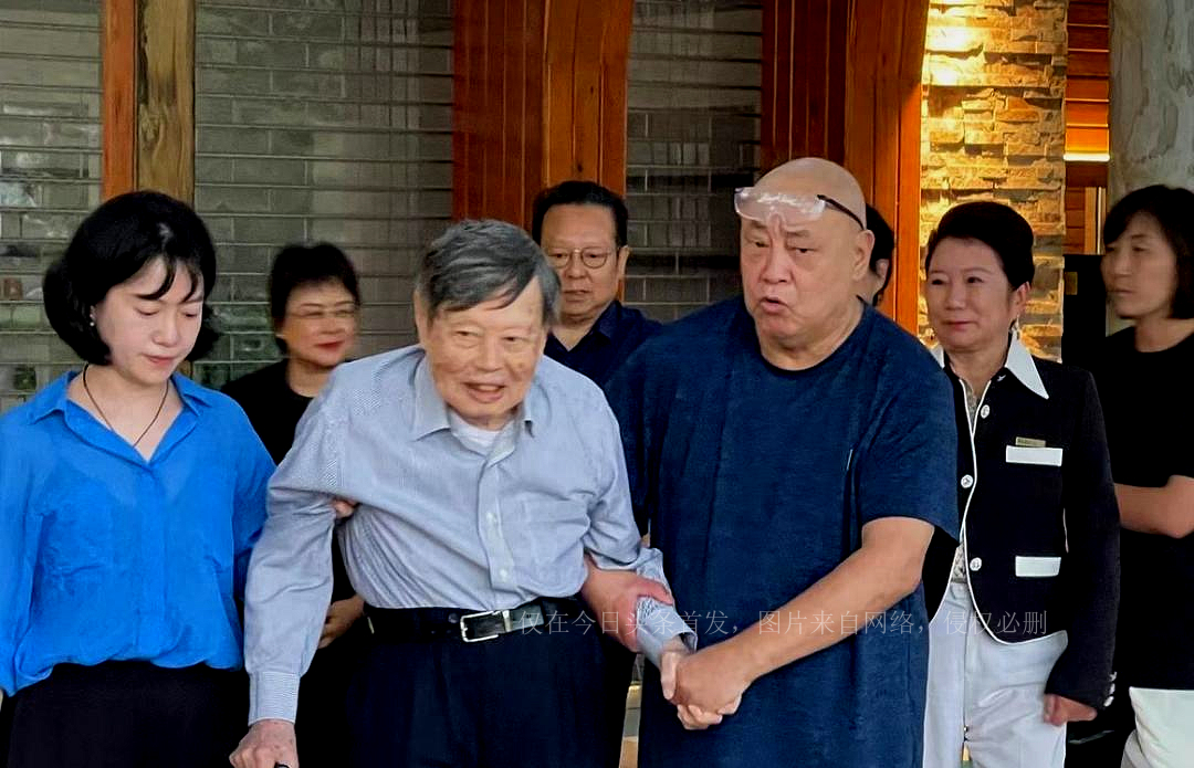 Yang Zhenning is so old that he can't walk, and his sweet wife is ...