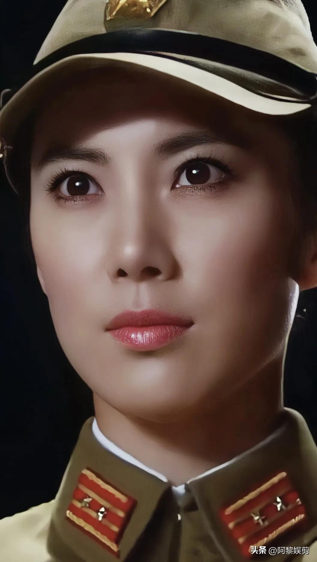 Wang Ke is very attractive in cheongsam, and even more beautiful in military uniform - iNEWS