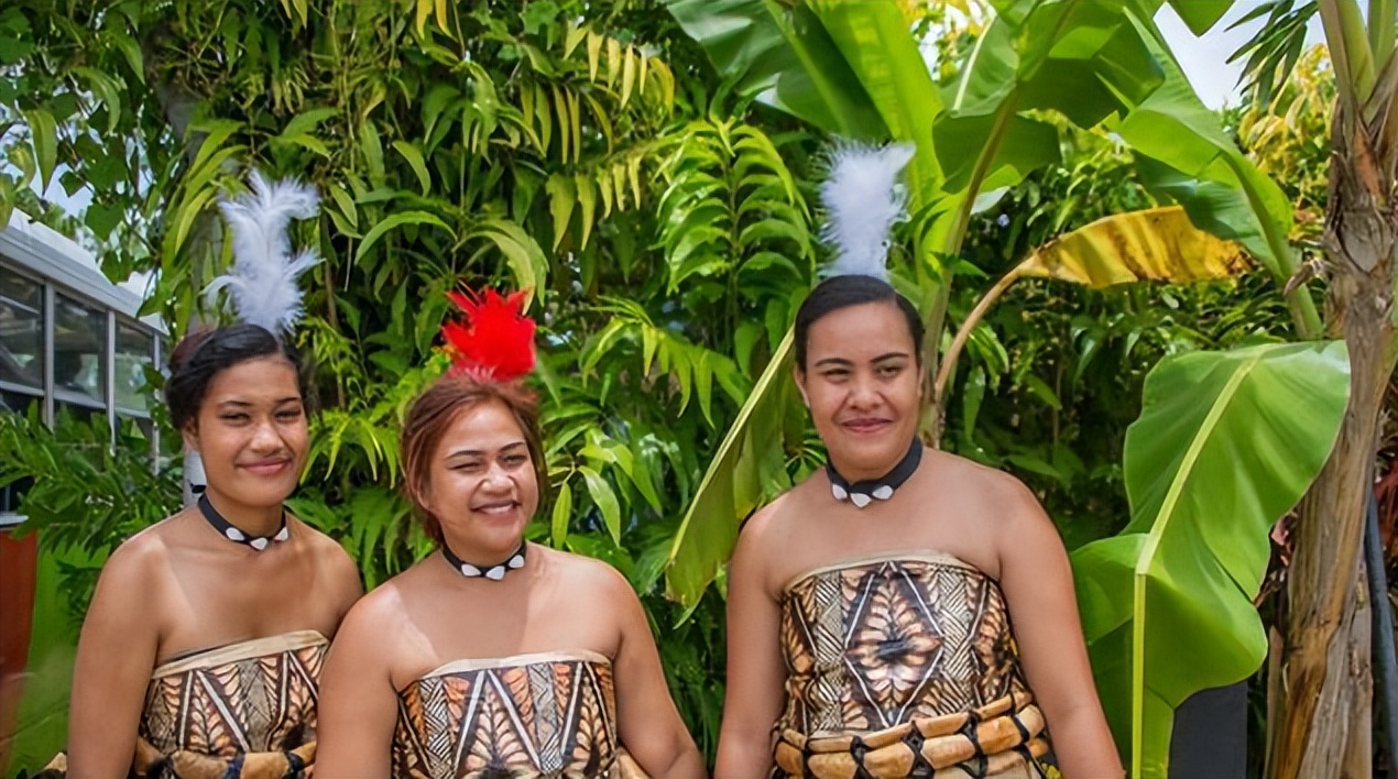 Historical background, influence on customs and art during the Kingdom ...