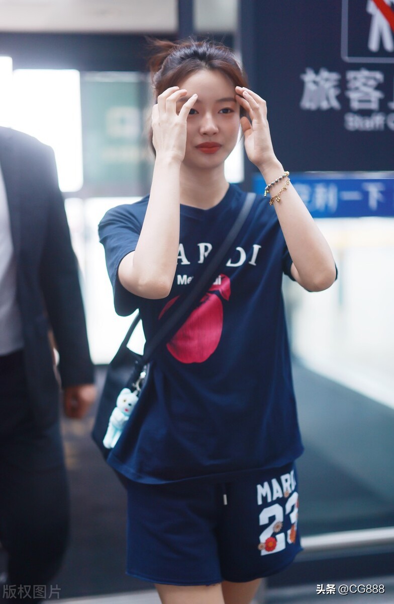 Star airport photo Xu Ruohan appeared at Shanghai airport - iMedia