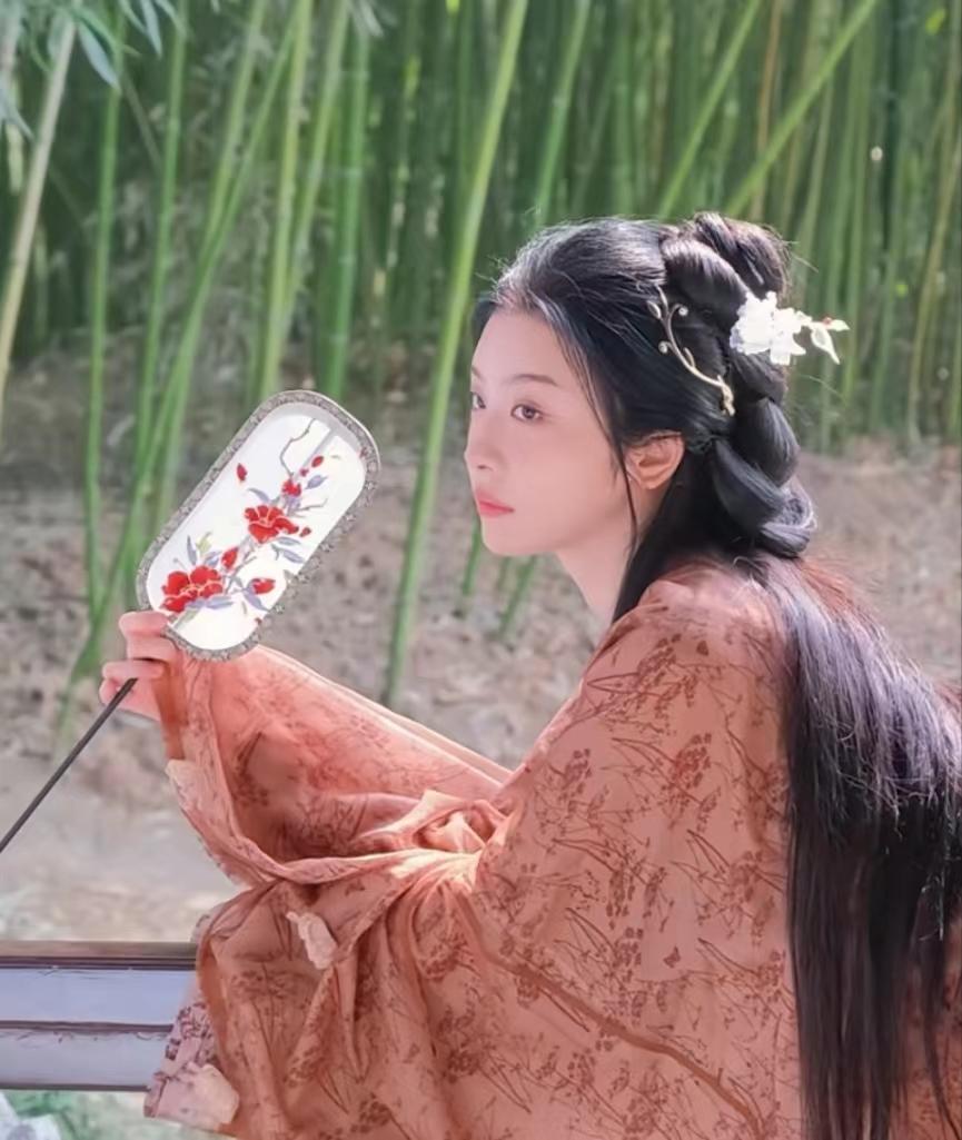 Zhao Xiaotang celebrates his birthday with ancient styles, gentle and ...