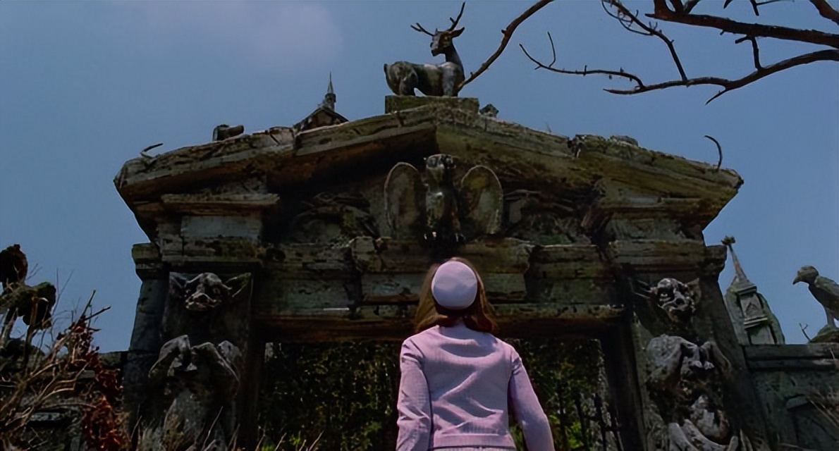 Symbolism and Color Application in the Movie "Edward Scissorhands" - iMedia