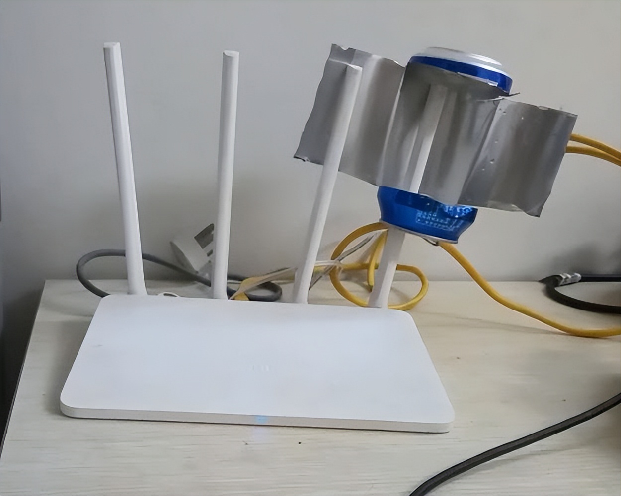 Don't throw away the old router, you can use it as a wireless network card for the computer ...