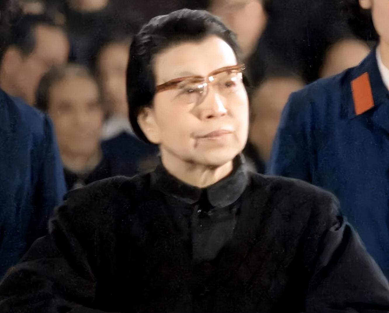 When Jiang Qing was interrogated, an old lady was approved to visit her ...