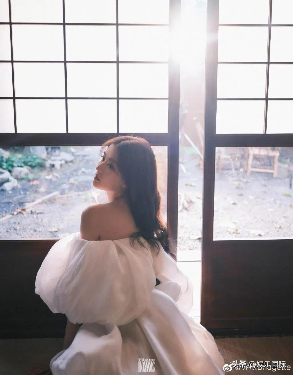 Qiao Xinxiu's slender shoulders and neck under the light and shadow of delicate facial features ...