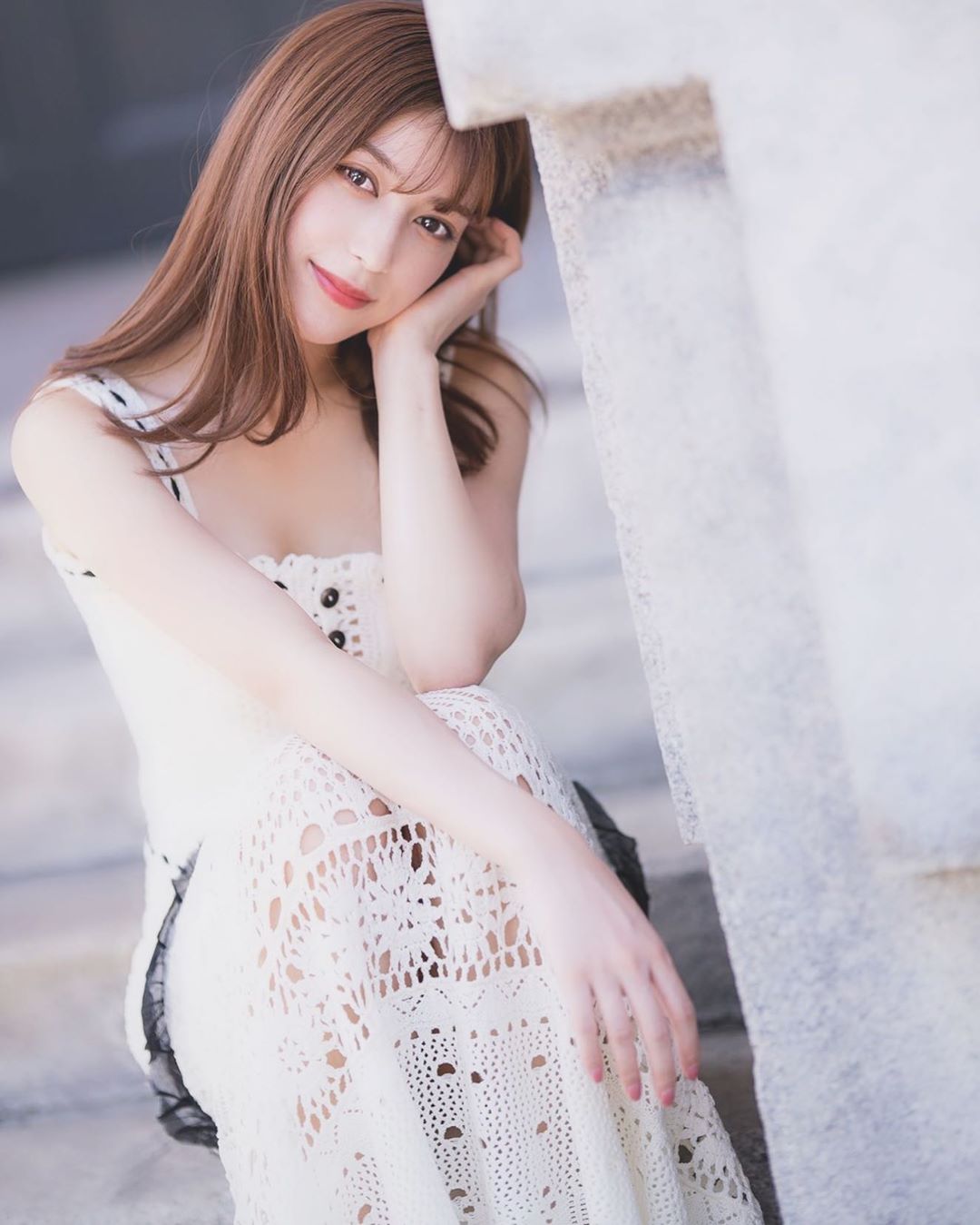 Xueping Li Left: A gravure model with nine heads and an ant waist - iNEWS