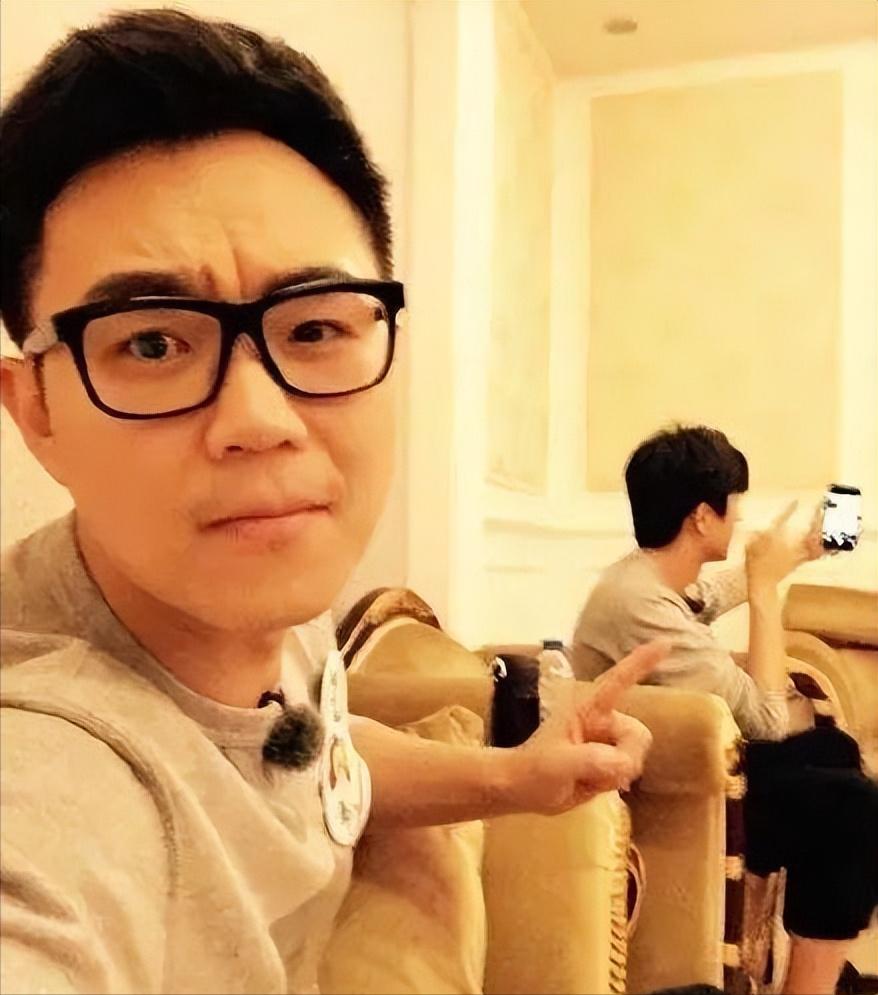 Dapeng publicly derailed in marriage? Holding hands with beauties to spark heated discussions ...