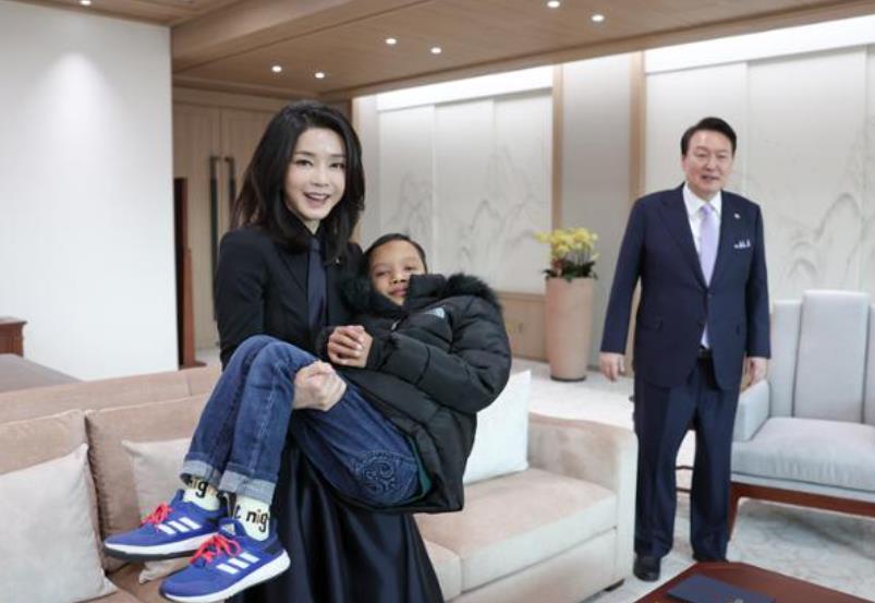 Kim Gun Hee is a new mom! Married for 11 years without giving birth ...