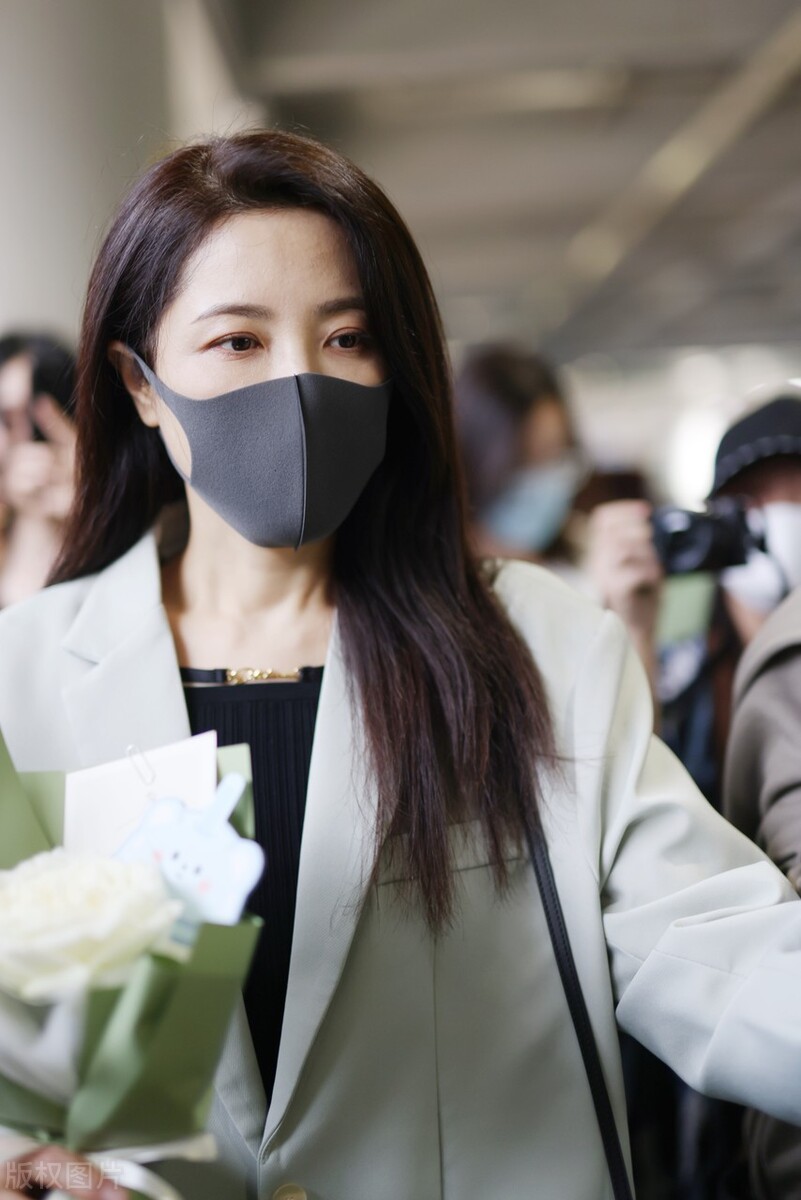 Zeng Li appeared confident and generous in a suit jacket at Shanghai ...