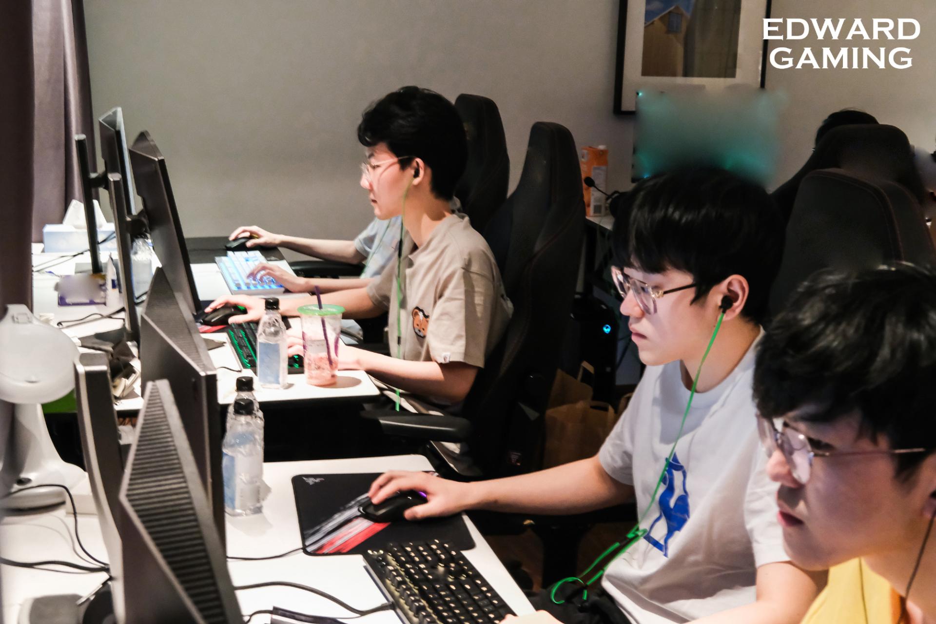 The most impressive thing in 2021 is that EDG won the championship ...