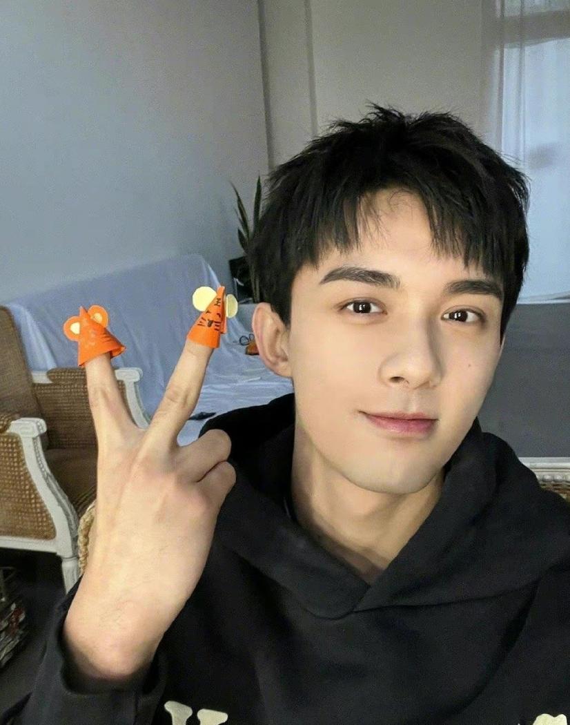 Wu Lei Xiang Hanzhi?Cai Xukun was hacked?Zhang Tianai's age?tfboys are ...