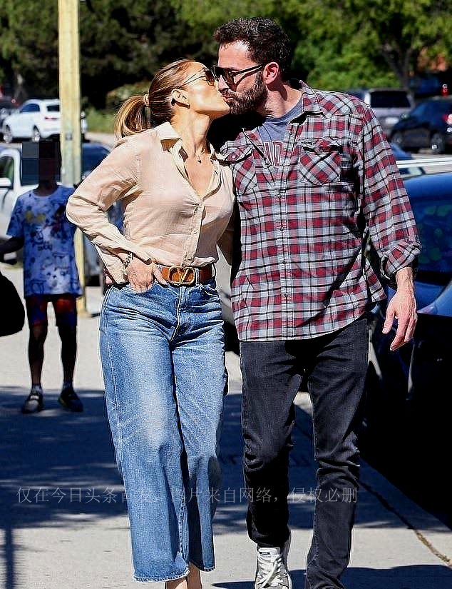 The 52-year-old Latin diva took a walk happily, her tall and eye ...