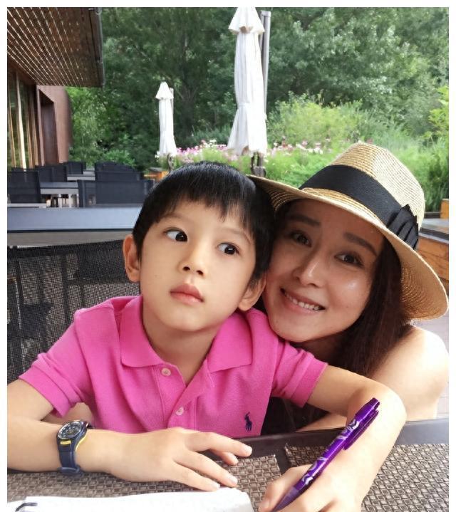 Hu Jing and her wealthy husband rarely celebrate their crystal wedding together. Zhu Zhaoxiang ...