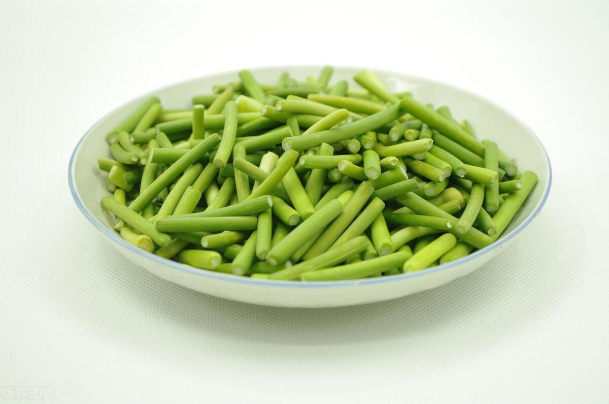 The home-cooked method of fried garlic sprouts with sausage is easy to ...