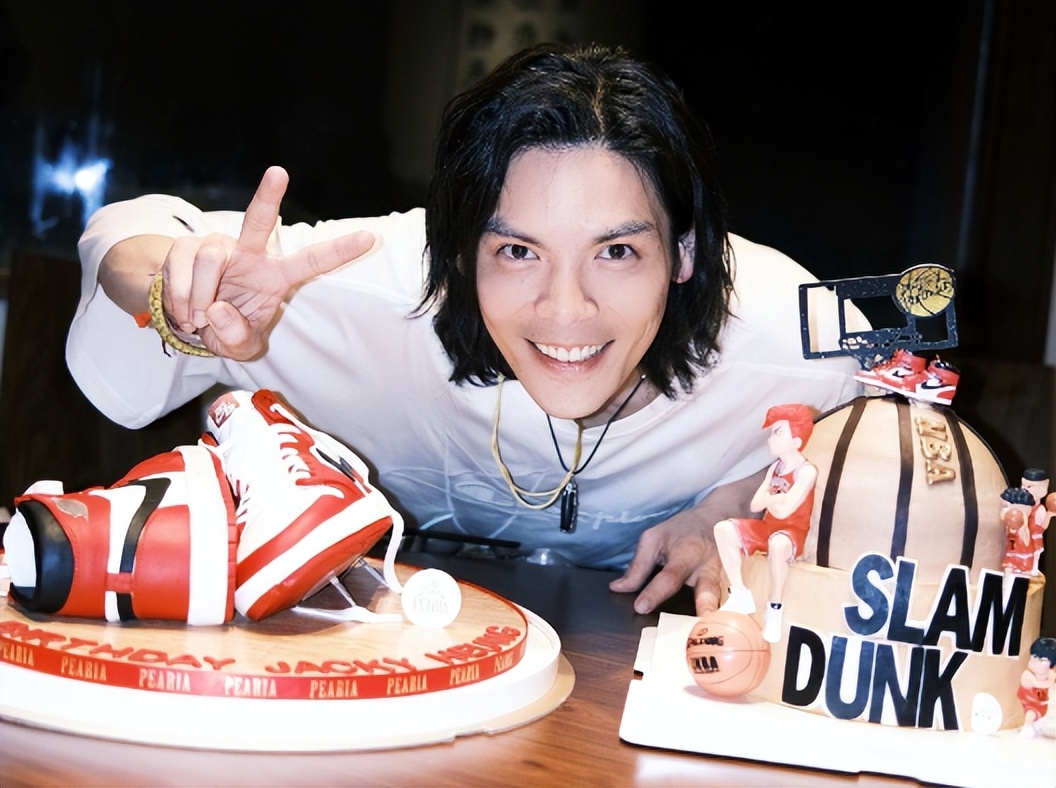 Xiang Zuo posted a family portrait to celebrate his birthday! Kissing ...