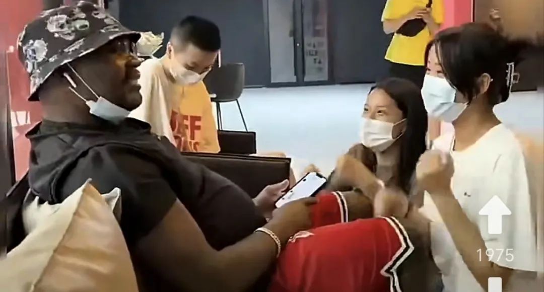 Two Chinese women kneel in front of the black man, laughing and calling ...