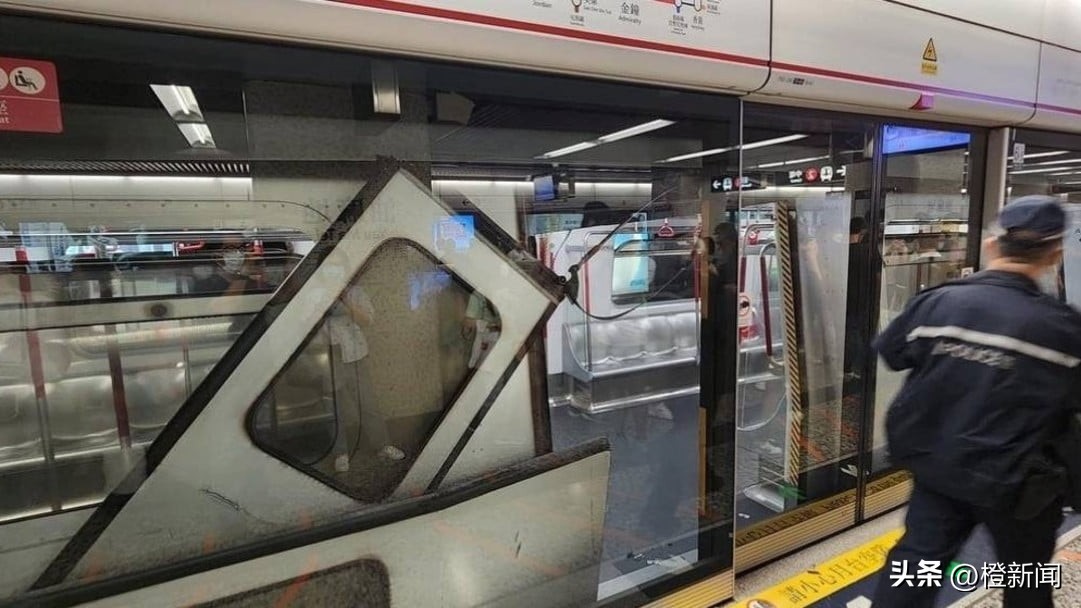Passengers evacuate on the track and see the train passing by, the MTR ...