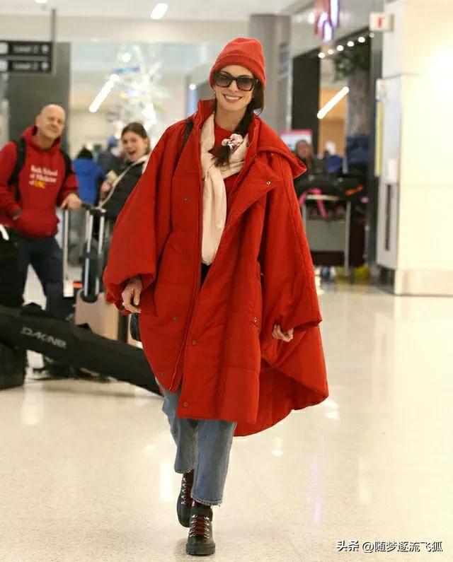 Anne Hathaway wears Little Red Riding Hood and appears festive and cute ...