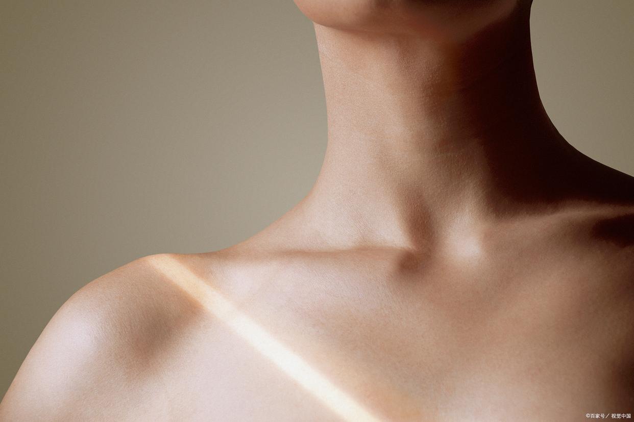 Clavicle girl: a fashion trend that highlights individuality and a ...