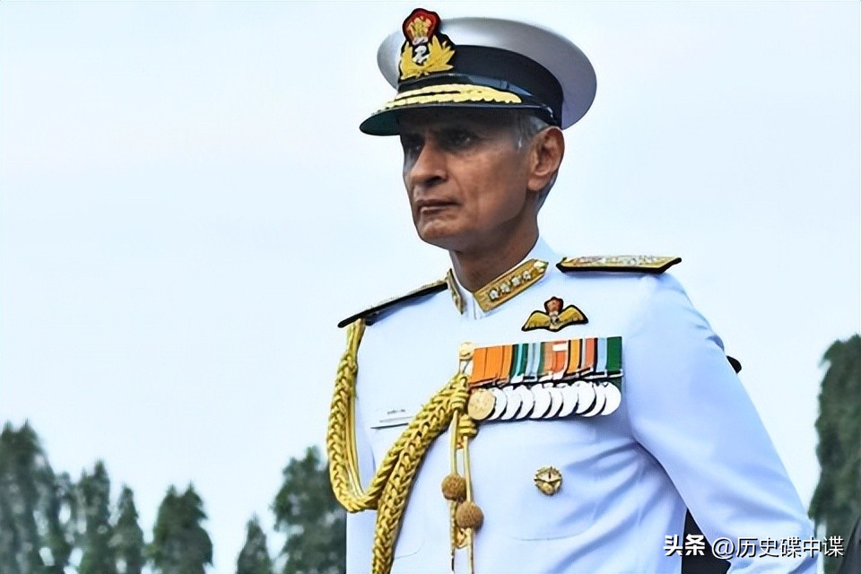 Taking the Thai fishing boat as a pirate, the Indian navy sank it with ...