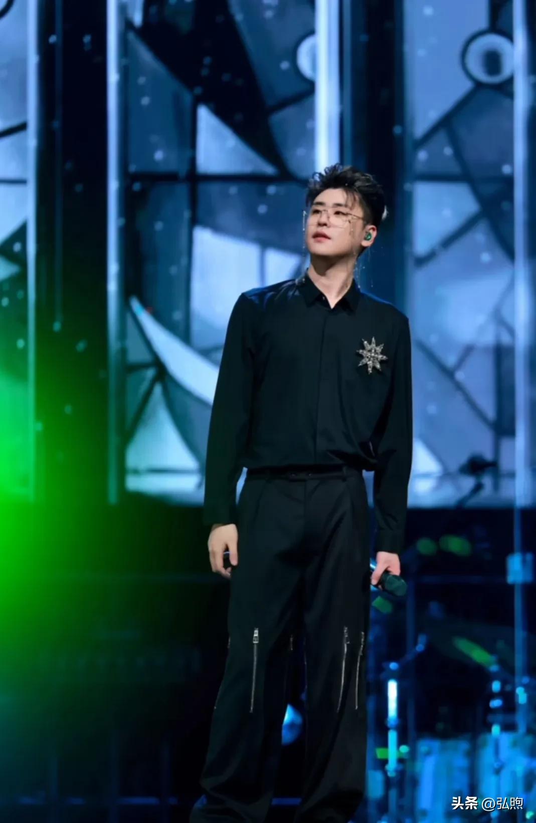 This version of "The Moon is Like a Lemon" sung by Zhang Yunlei ...