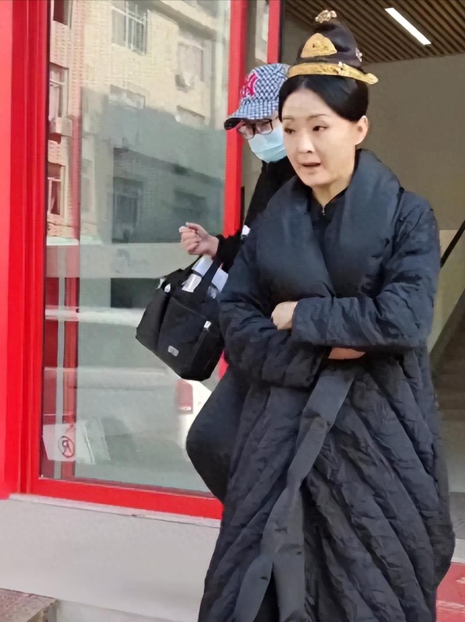 Recent photos of 49-year-old Wang Yan exposed! Her lips are pale and ...