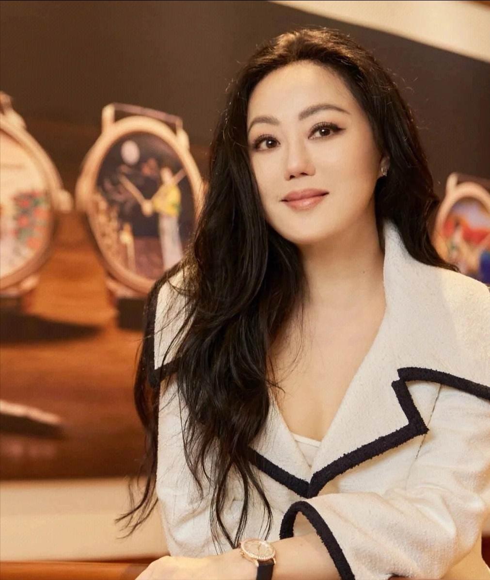 A generation of witch Zhang Xiaohui, after losing her two billionaire husbands, finally stopped ...