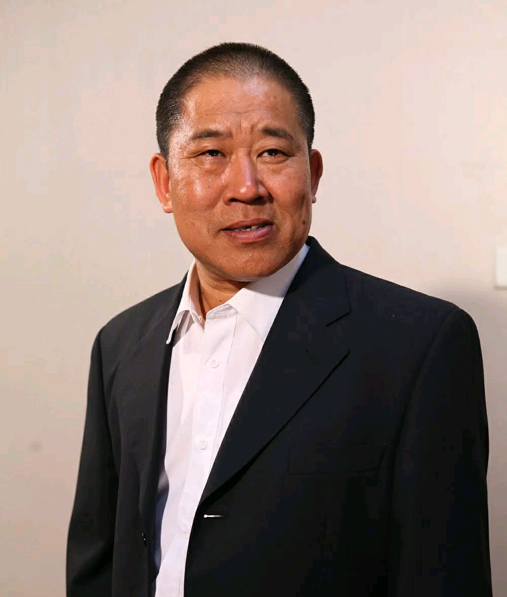 66-year-old Du Xudong makes dumplings at home, with gray hair and a ...