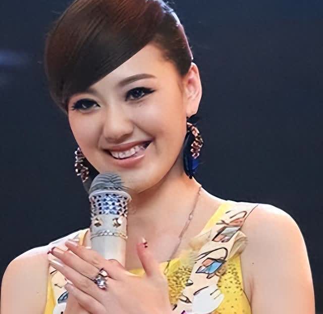 Is the beautiful CCTV host caught in a turmoil in her private life? Wang Guan left the court ...