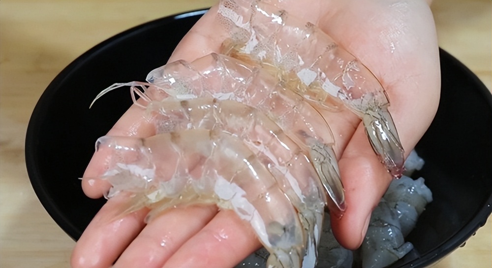 Find the "zipper" on the shrimp shell, it turns out that peeling the ...