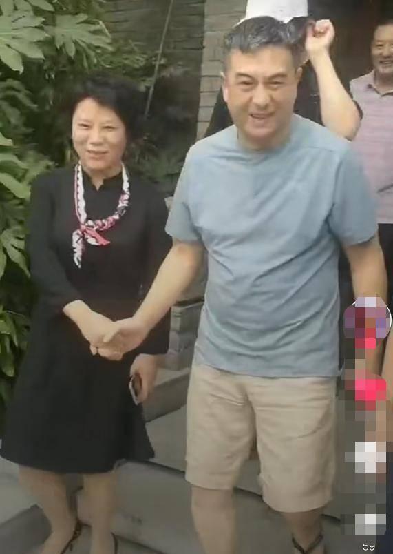 I ran into Zhang Jiayi in Hong Kong! The 52-year-old's face became fat ...