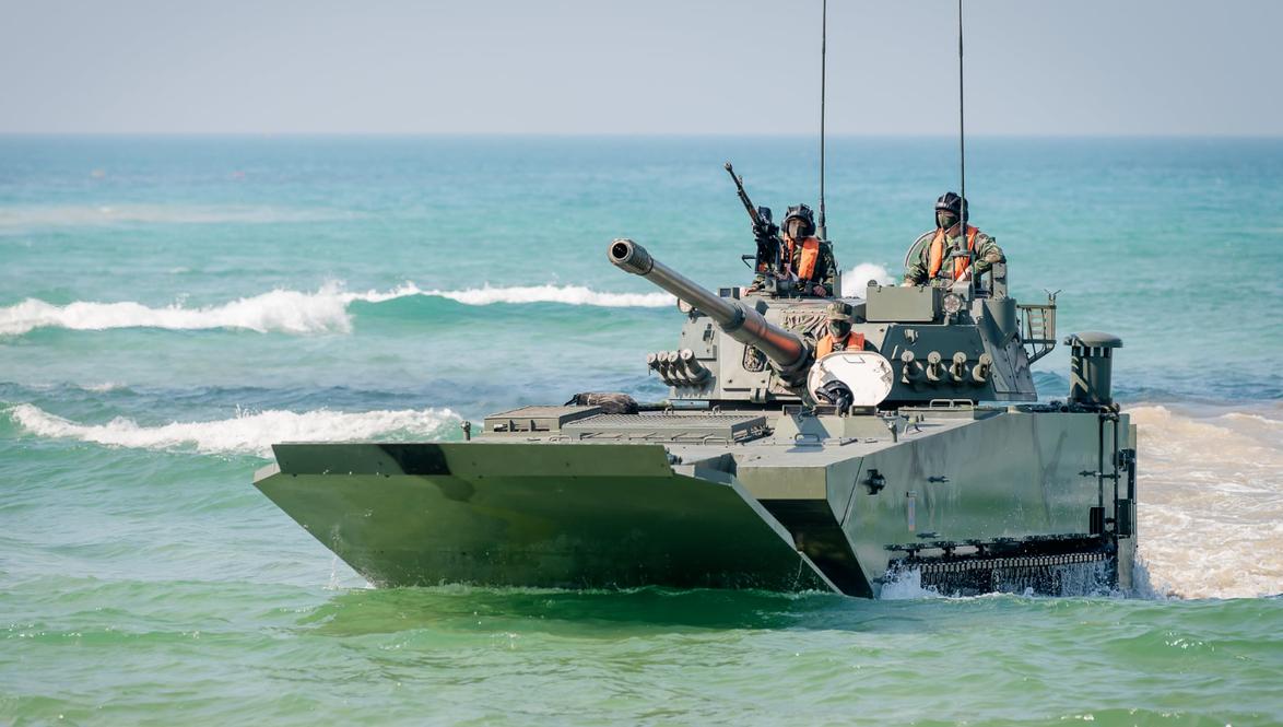 VN16 amphibious armored vehicle competes with American AAV7? Absolute ...