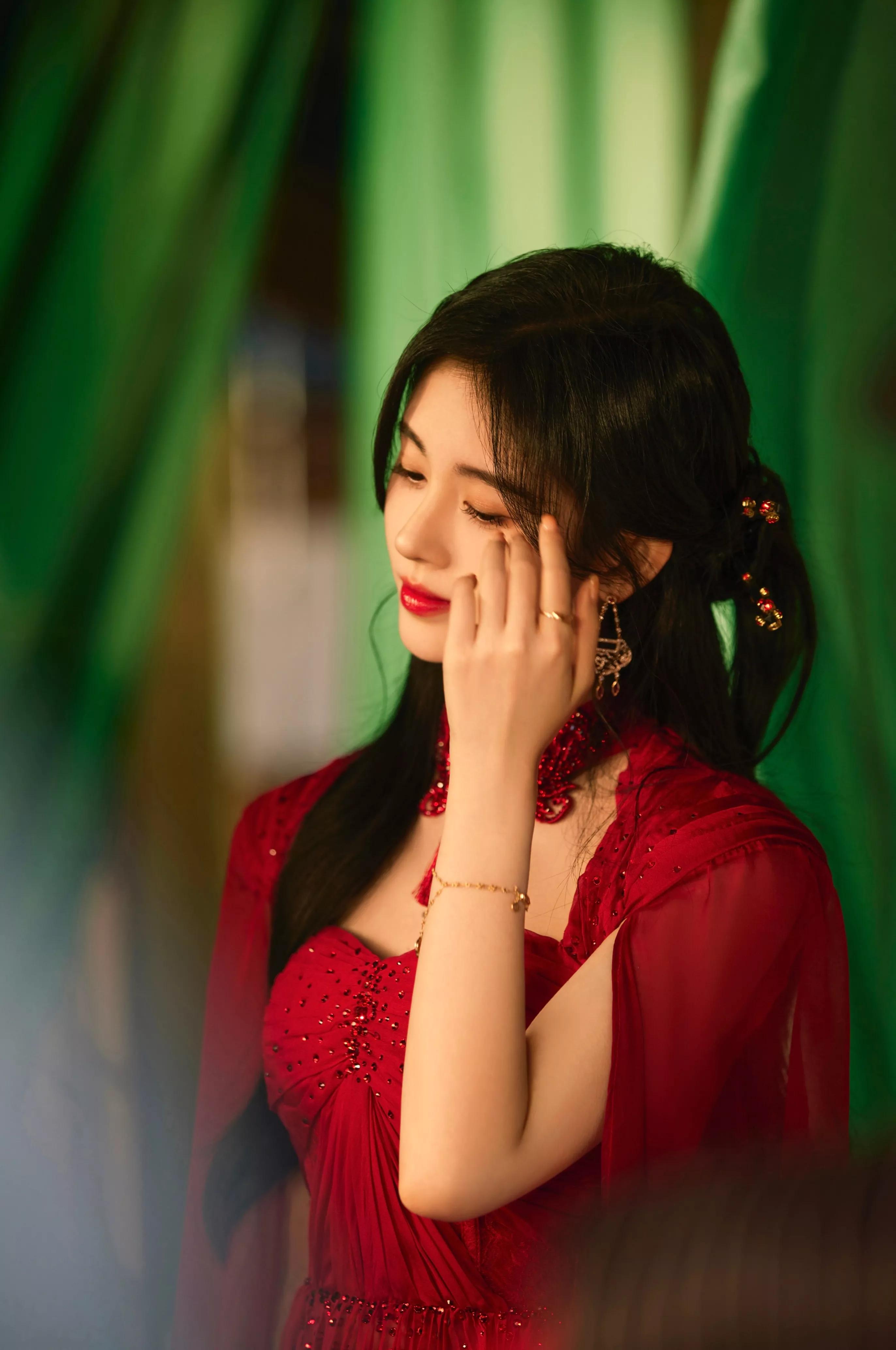 Ju Jingwei's photo, wearing a red national style dress, elegant and ...