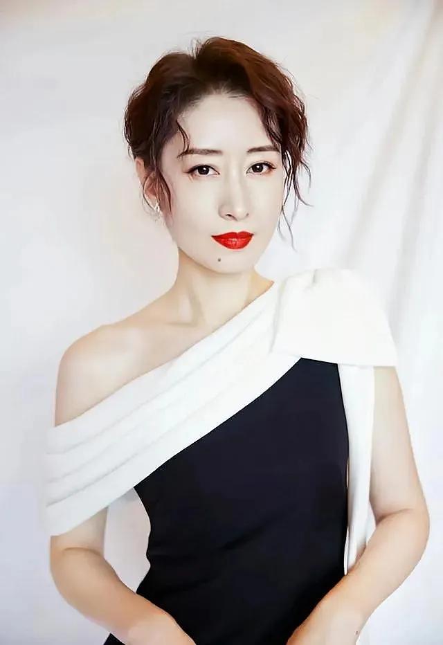 Liu Mintao, a model of independent women, a red high-heeled shoes, the ...