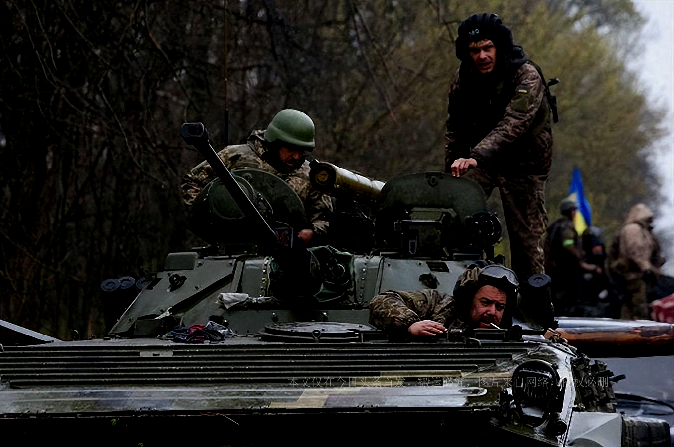 The Russian army blew up the Dnieper River bridge, cutting off the ...