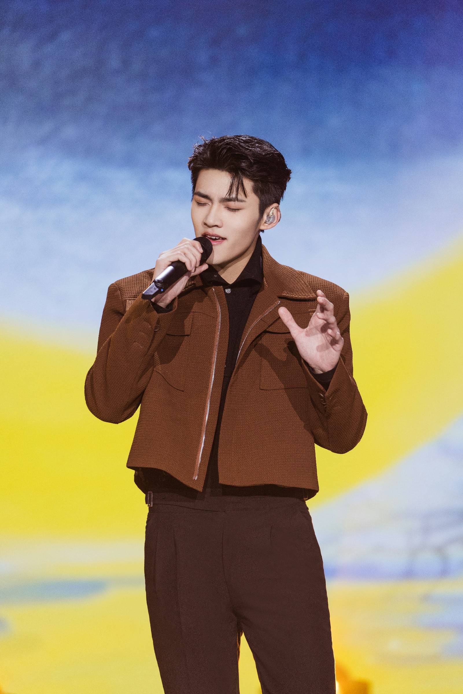 First on the [Global Chinese Music List] stage Zhou Yichen's affectionate singing of the golden ...