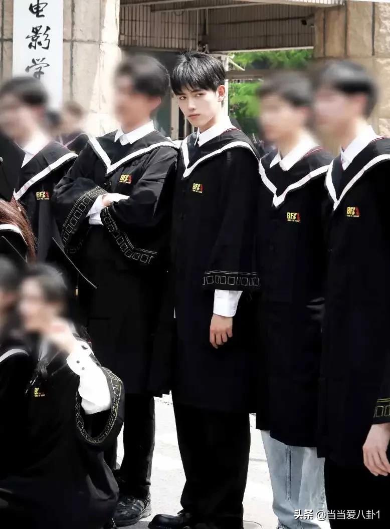 Chen Feiyu returned to Nortel to take graduation photos, and he was ...