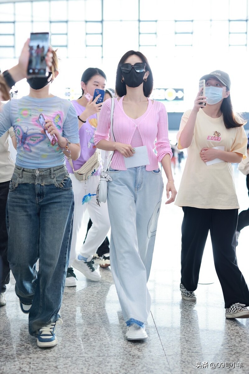 Li Tong appeared in Hangzhou Airport wearing a fashionable and ...